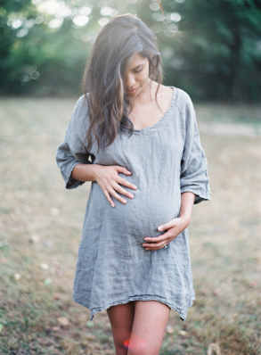Natural, Light-Filled Maternity Session | OnceWed.com