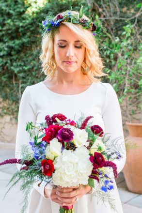 Modern and earthy wedding inspiration for winter with a crisp white ...