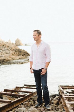 A stylish and intimate Cabo de Gata engagement session on the beach in ...